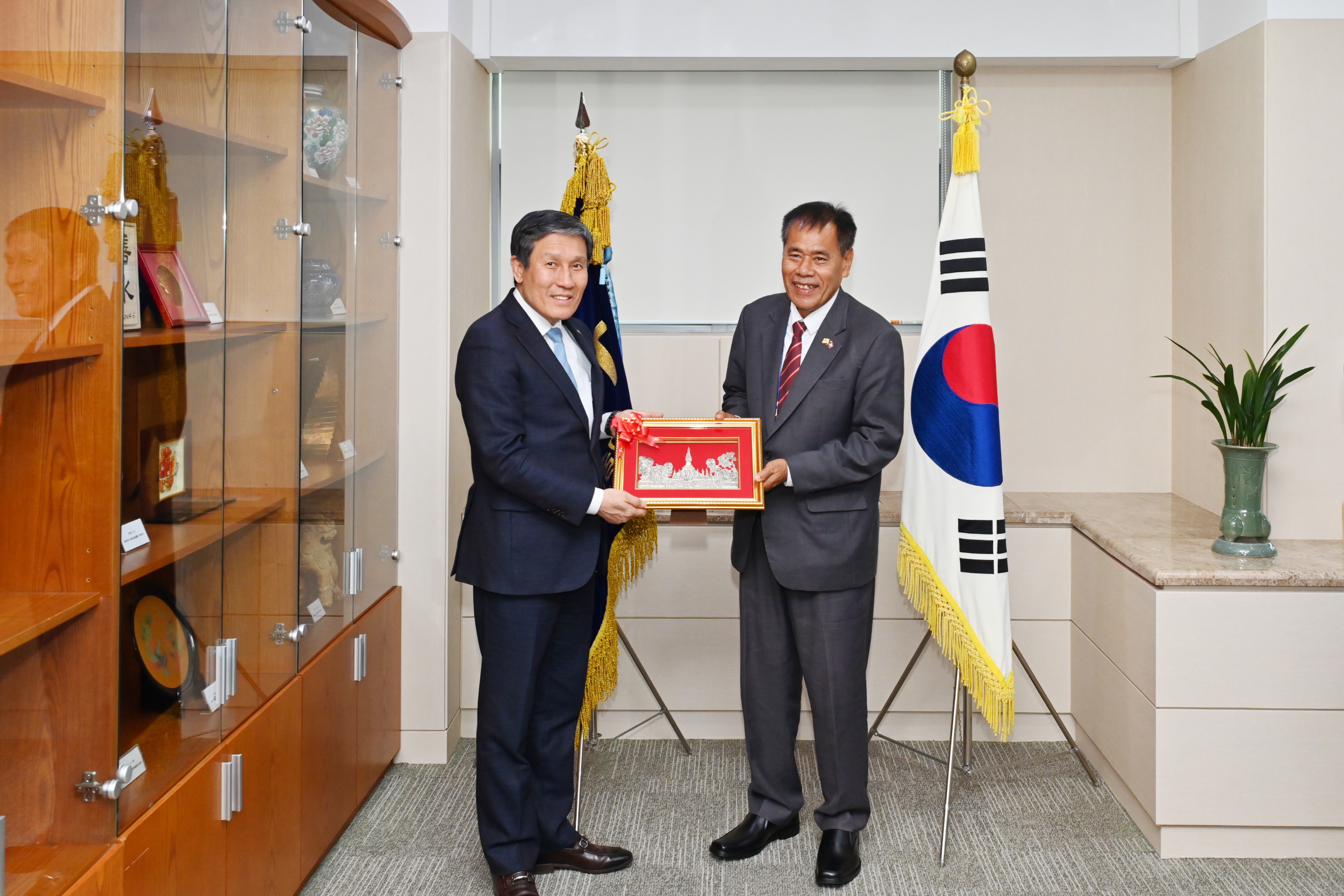 Vice Minister of Laotian MONRE Visits KICT | Global KICT | News ...